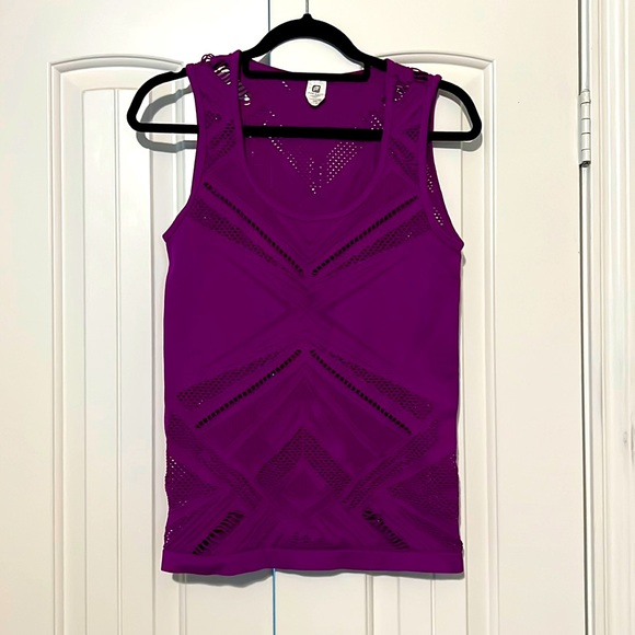 Fabletics | Tops | Fabletics Isabella Seamless Lasercut Cut Outtank ...